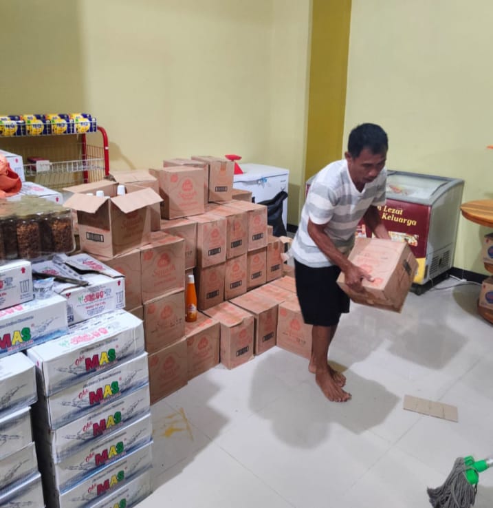 Mardianto Bagi-bagi THR Paket Sembako kepada Warga Miskin | Lintaspost.com